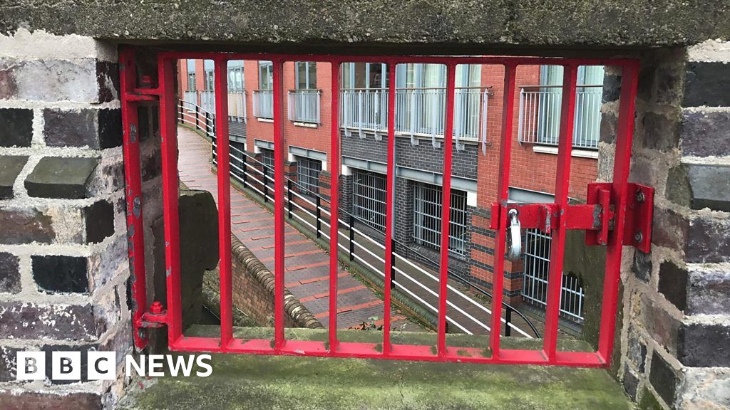 Why are there red doors in bridges? - BBC News