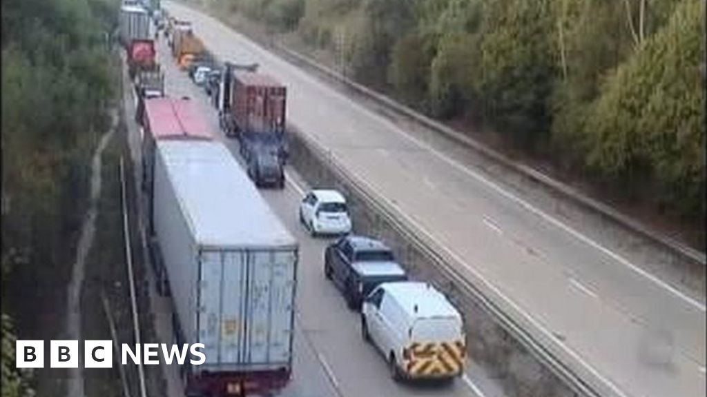 A14: Motorcyclist dies in collision with lorry near Ipswich - BBC News