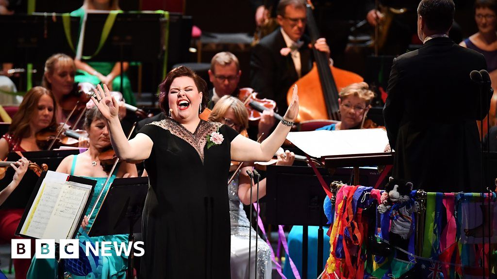 Proms 2019: Jamie Barton sings Over the Rainbow - BBC News