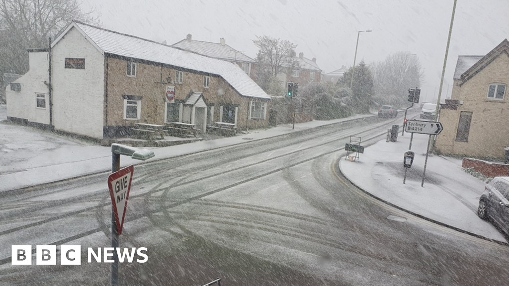Snow in Shropshire: Wintry scenes around hills - BBC News