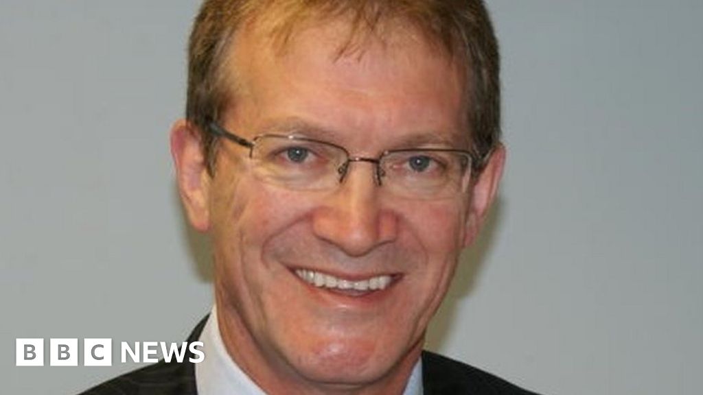 St Olave's Grammar School row head resigns - BBC News