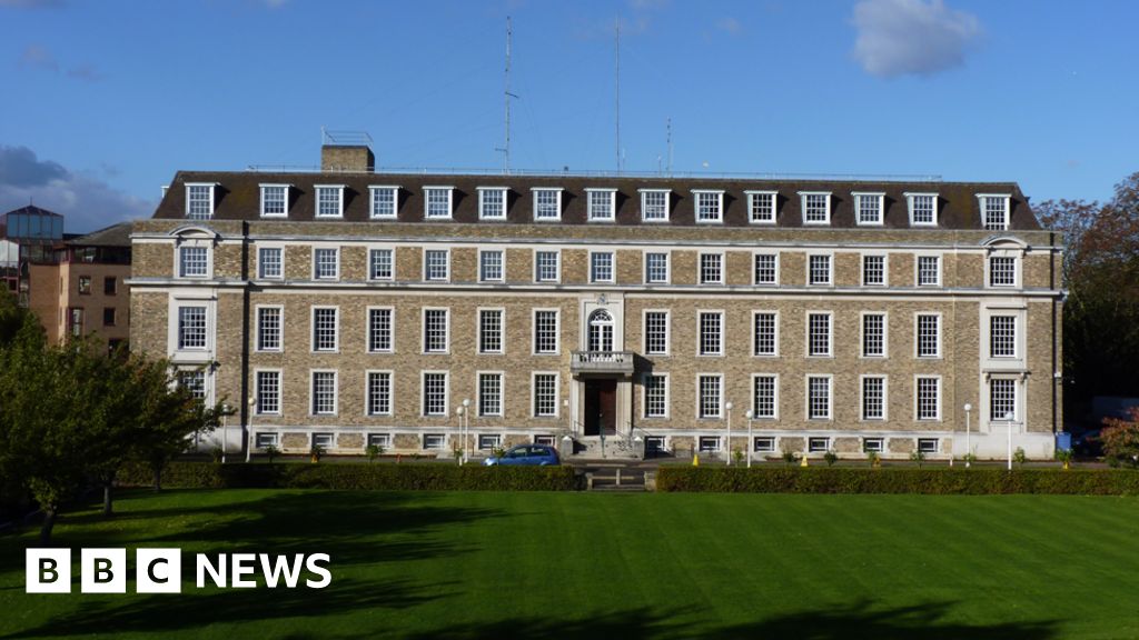 Cambridge: Historic former council headquarters up for sale - BBC News