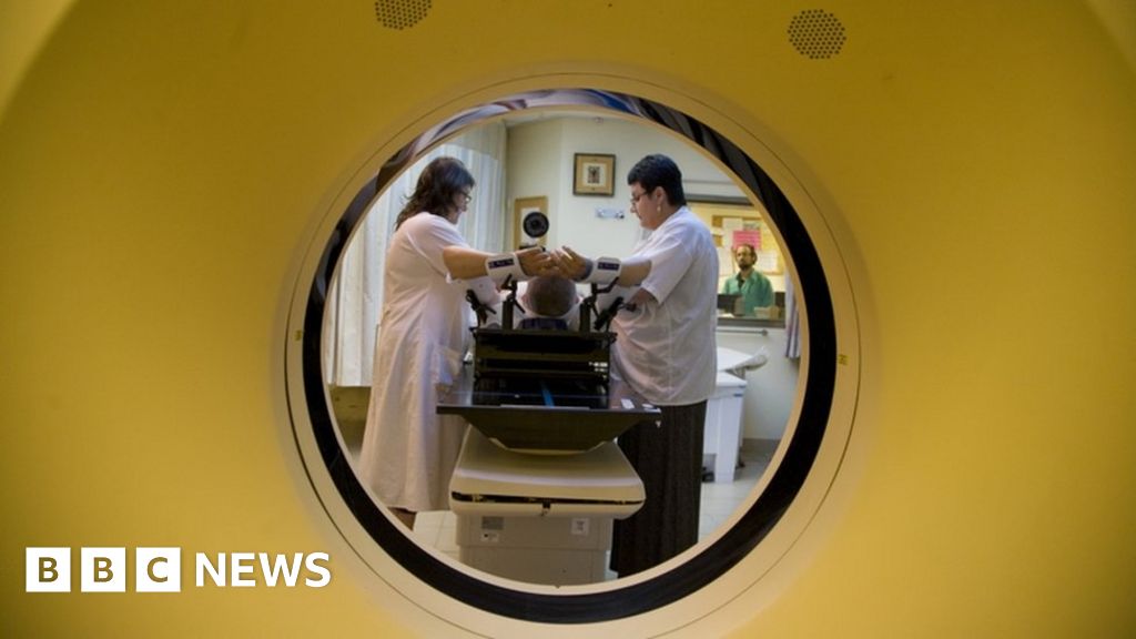 Cancer patients 'positive' about care - BBC News