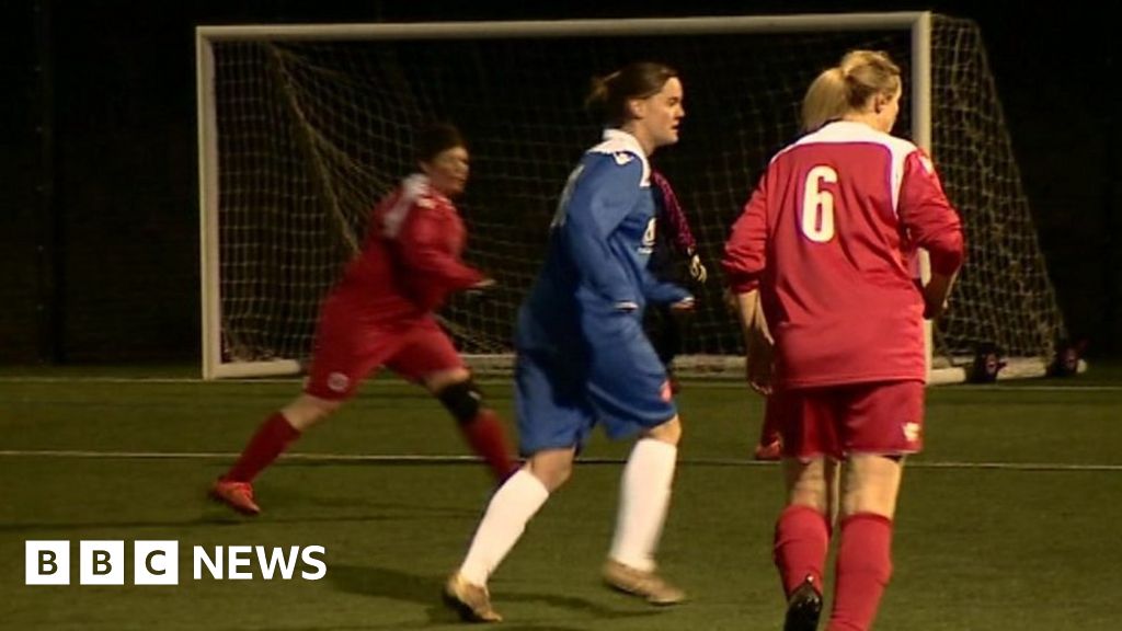Football league for mums kicks off in Staffordshire - BBC News