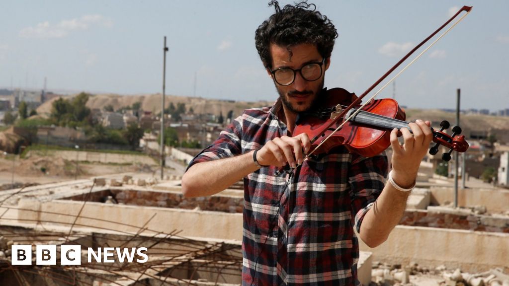 Violinist brings music back to Mosul - BBC News