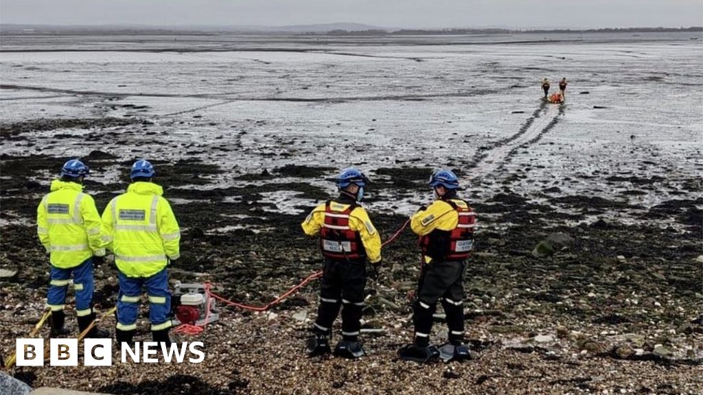 Portsmouth mud rescue sees trapped man pulled to safety - BBC News