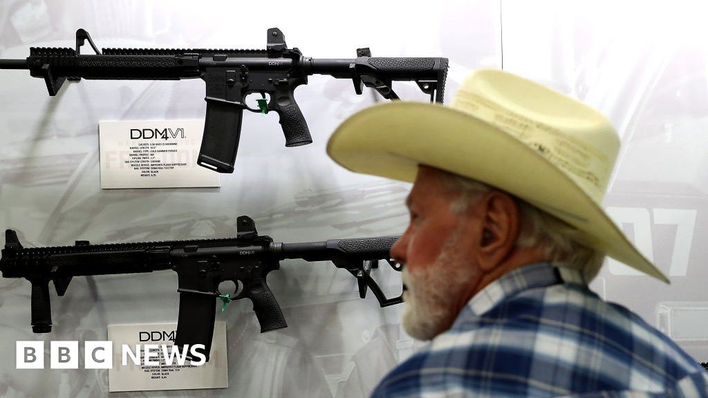 Colorado city unanimously votes to ban assault-style rifles - BBC News