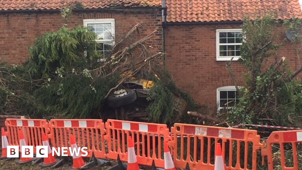 Road sweeper crashes into house - BBC News