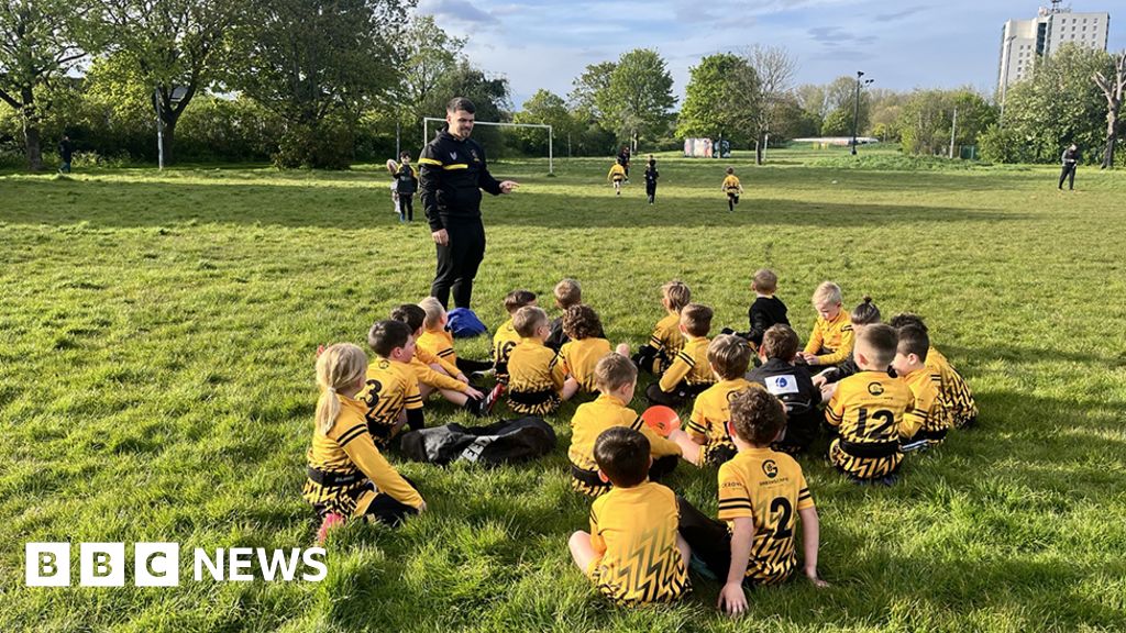 Young rugby players quitting game over RFL tackle ban - BBC News
