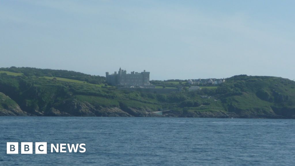 Billionaire Barclay brothers wind up work on Brecqhou - BBC News