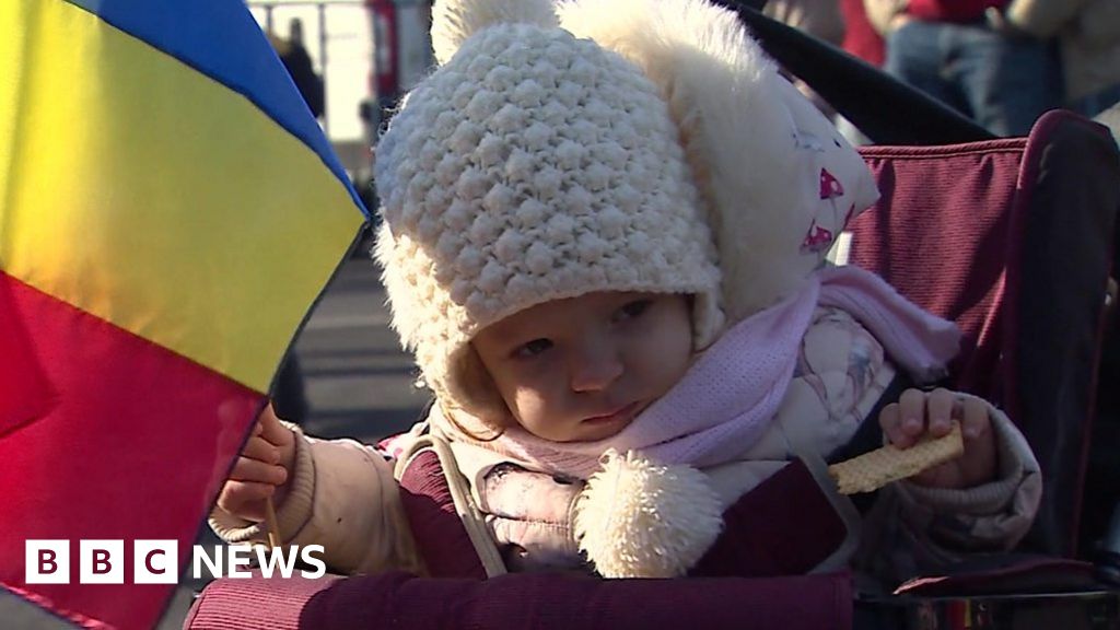 Romania protests: Children central to anti-government rally - BBC News