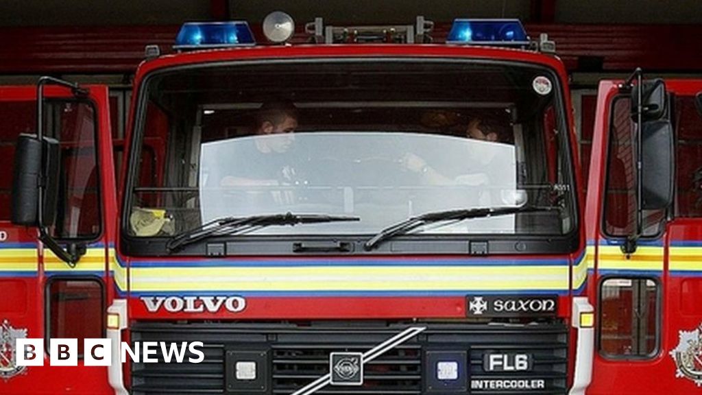 Fire crews tackle Bradford apartment block blaze - BBC News