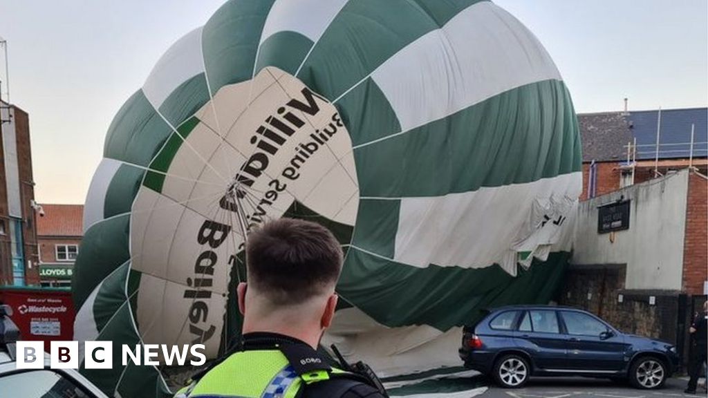 Hot air balloon crashes in Nottinghamshire town centre - BBC News