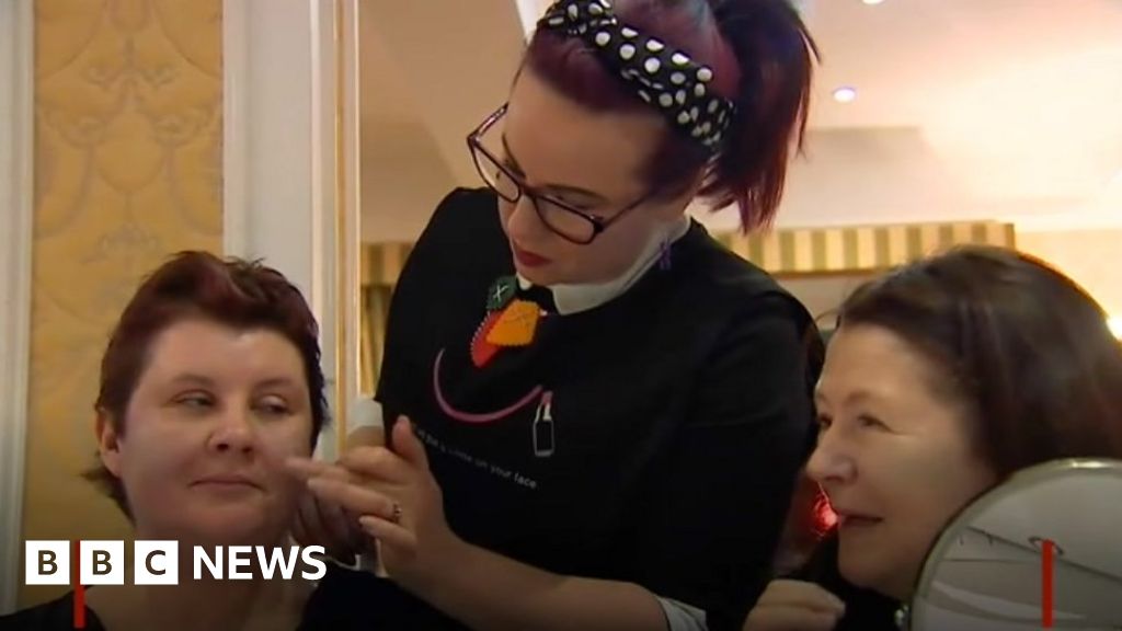 Cancer survivors get north Wales pampering sessions - BBC News