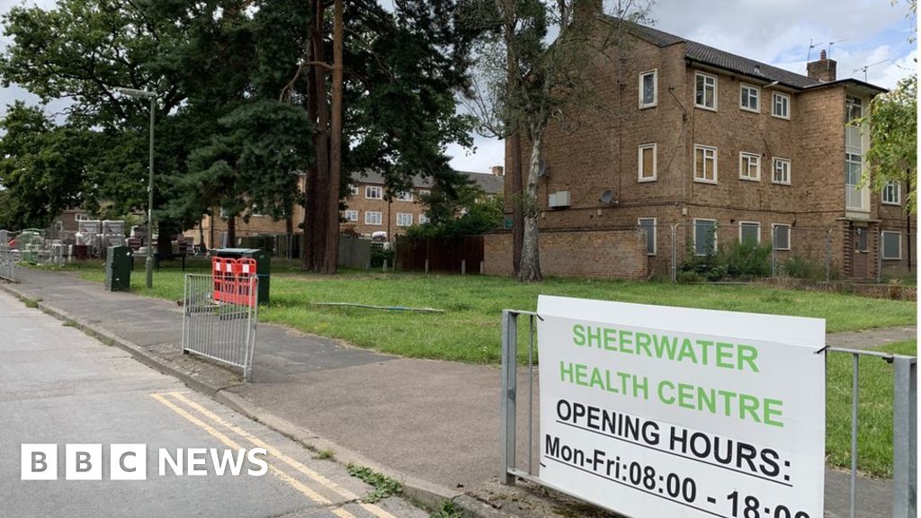 Woking: Sheerwater residents consulted on estate's future - BBC News