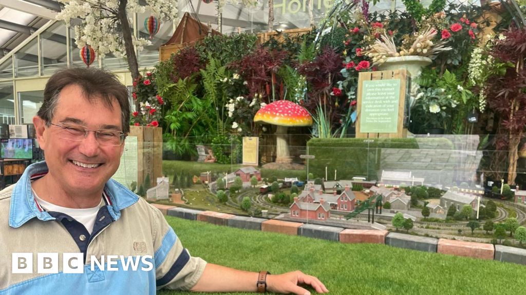 Guernsey man to auction off model railway for charity - BBC News