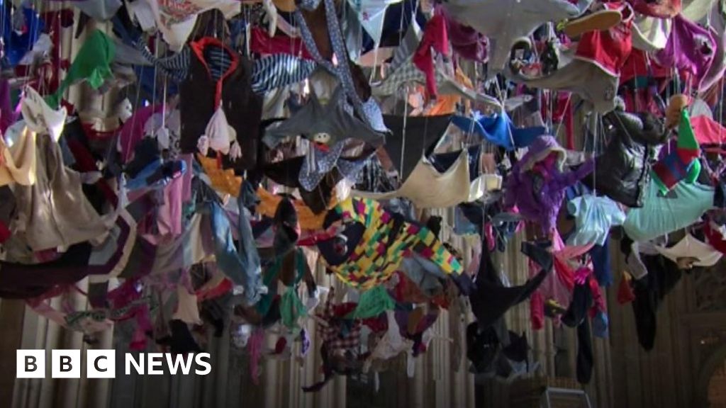 Cathedral artwork from refugee clothes in Canterbury - BBC News