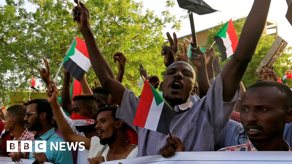 Sudan crisis: Military issue protest warning - BBC News