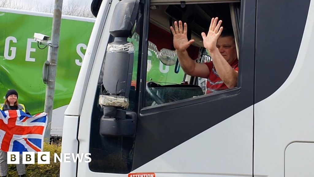 Stranded Ukrainian lorry drivers depart Kettering for home - BBC News