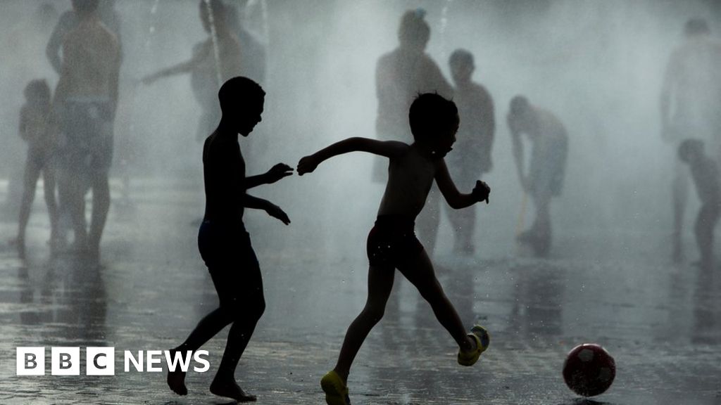 Temperatures soar as heatwave hits Spain and Portugal - BBC News