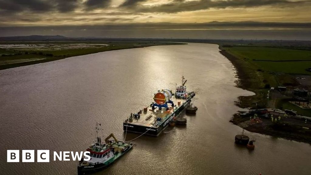 Nuclear reactor arrives at Hinkley C power station - BBC News