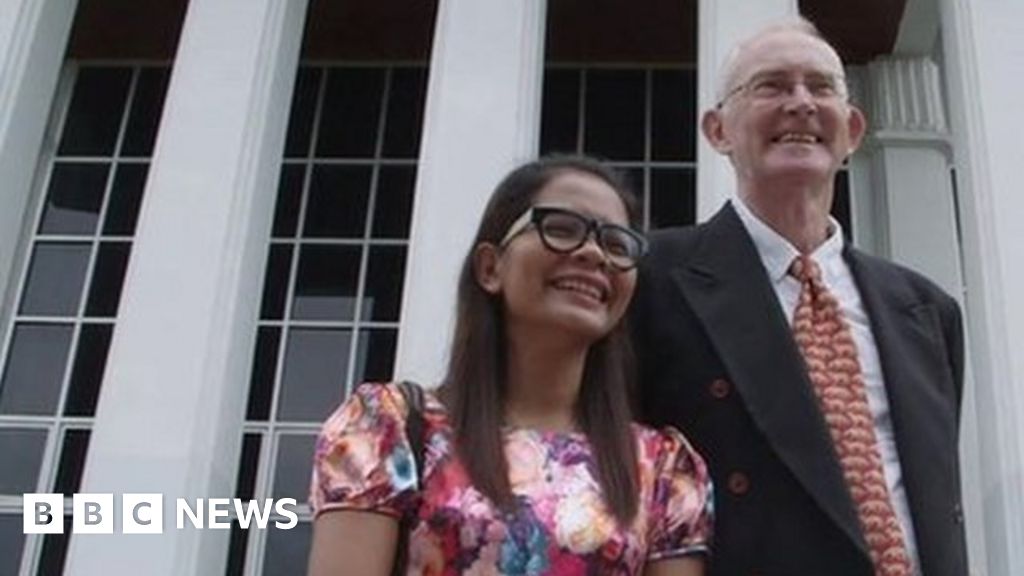 Thai Phuketwan journalists acquitted of navy defamation - BBC News