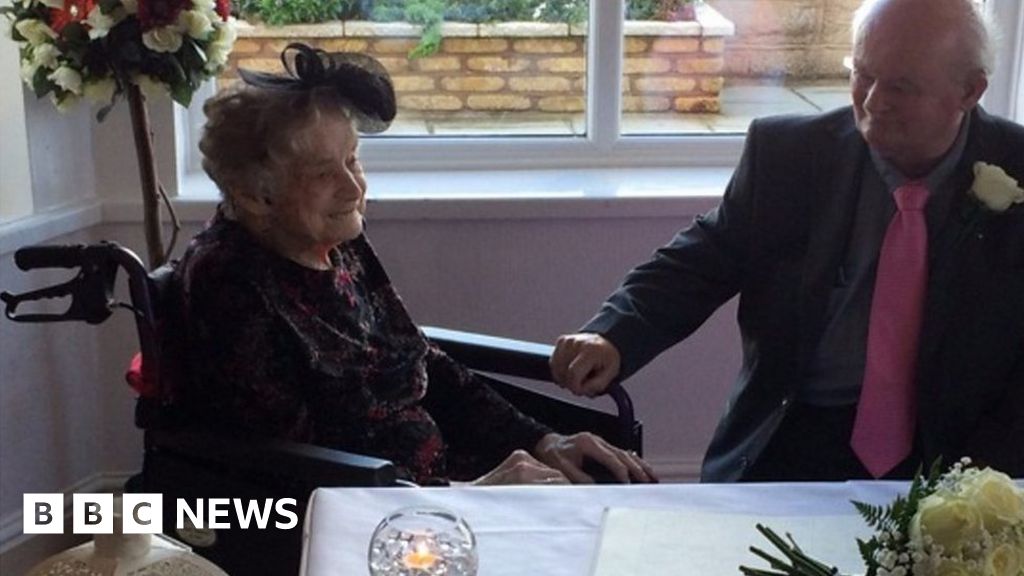 Hundred-year-old Norah Yates marries partner of 30 years - BBC News