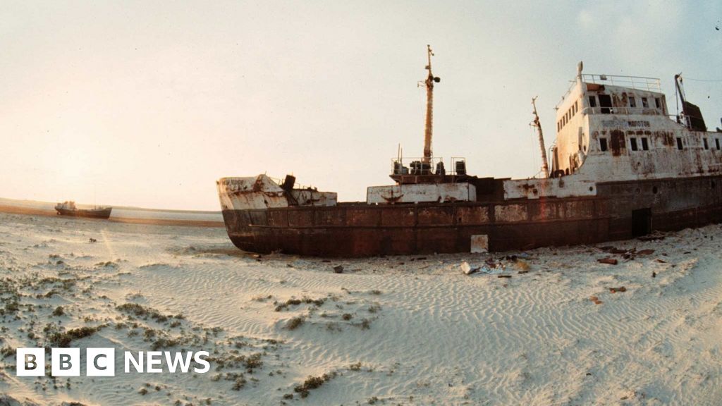 How Soviet pollution destroyed the Aral Sea - BBC News