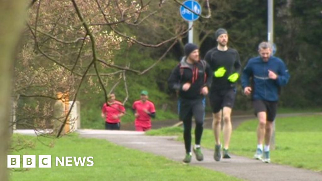 Parkrun cancelled but runners race on - BBC News
