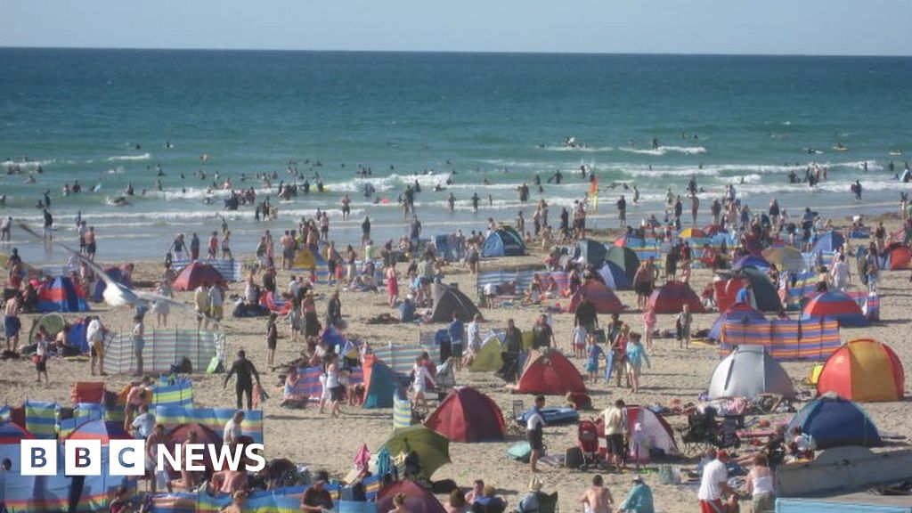 Beach lifeguards help find 7,000 lost children in five years - BBC News