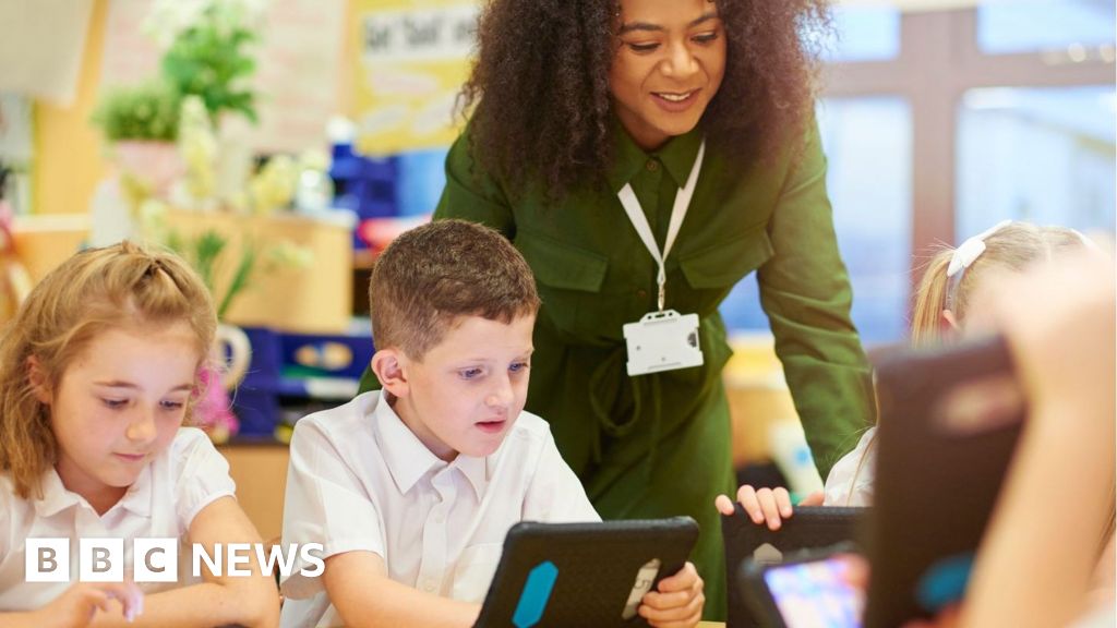 'Newcomer' pupils on the rise in Northern Ireland - BBC News