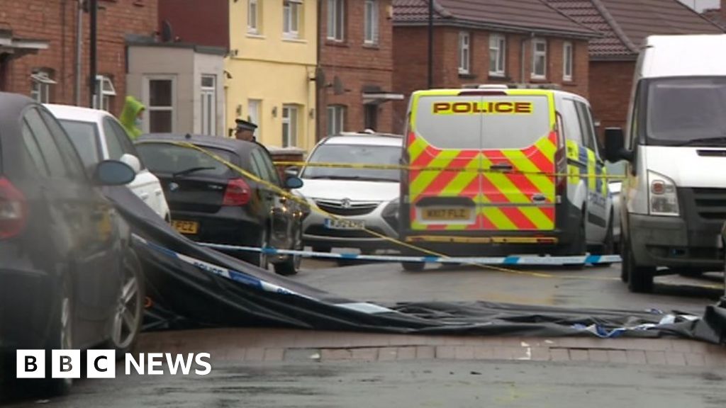 Southmead shotgun attack: Man and woman wounded - BBC News