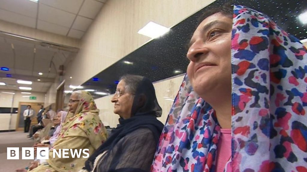Sikhs in Wolverhampton gather to mourn Queen in special ceremony - BBC News