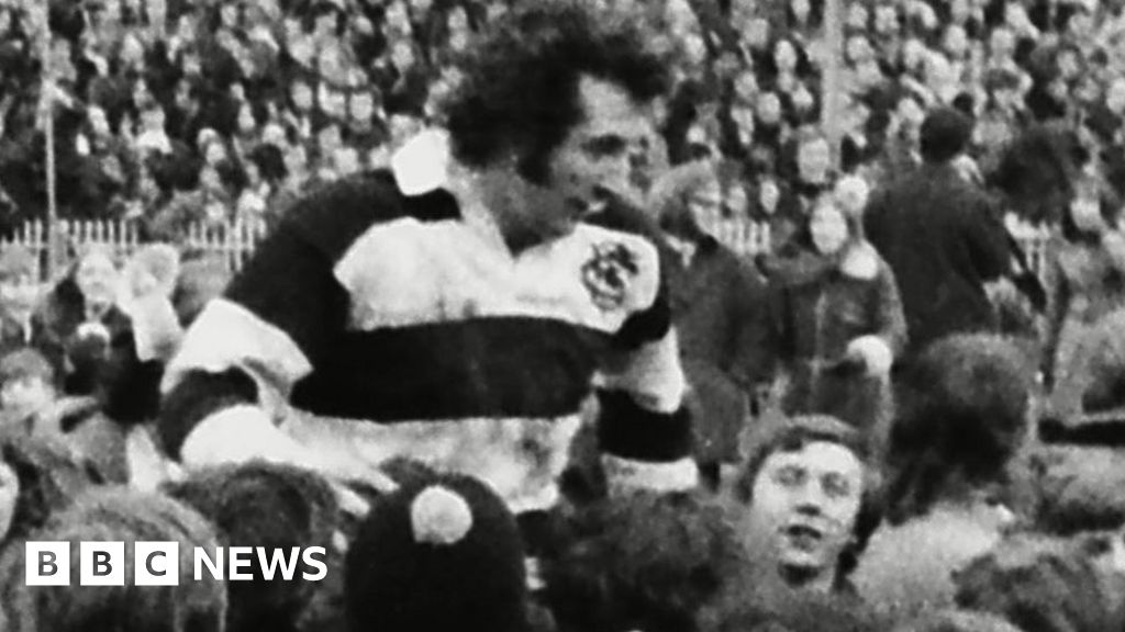 Sir Gareth Edwards' Barbarians jersey sells for £240,000 - BBC News