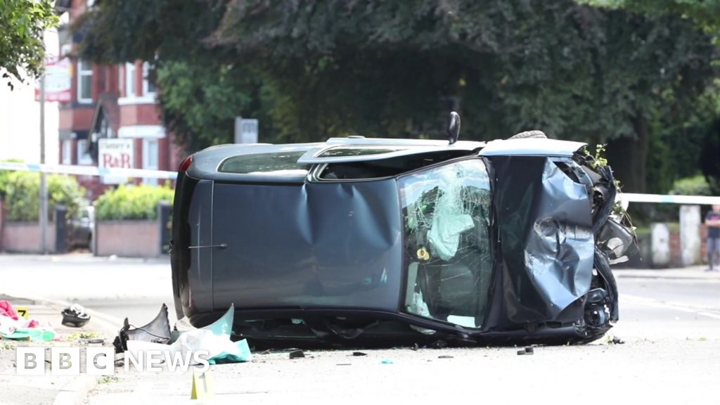 Arrests after two injured in Stockport high-speed crash - BBC News