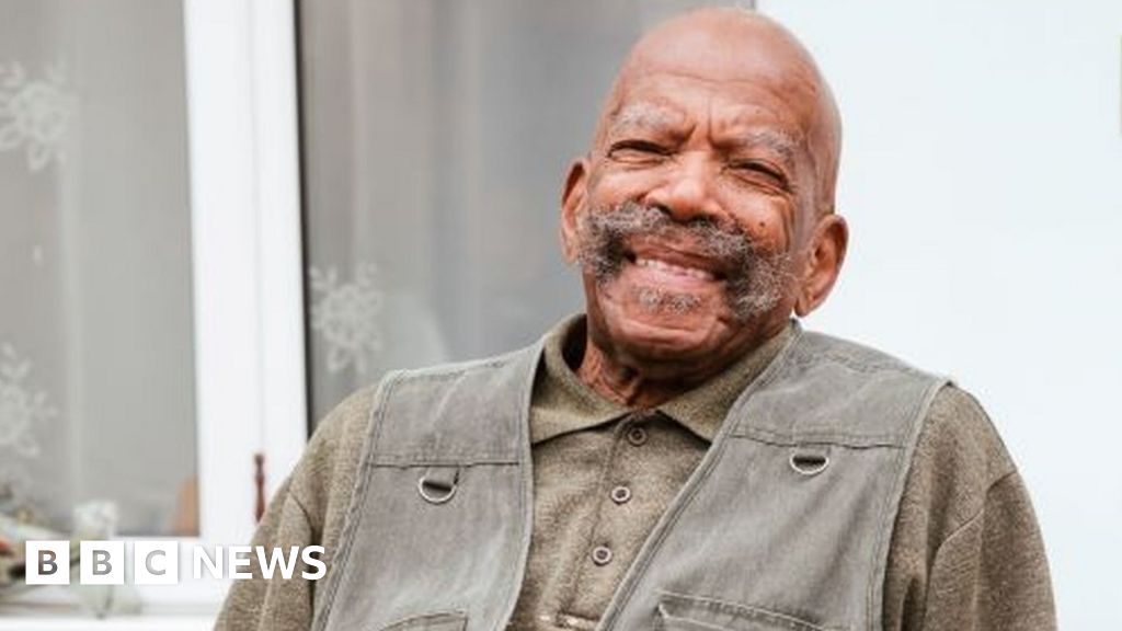 Windrush pioneer honoured for 'lasting impact' on Leeds - BBC News