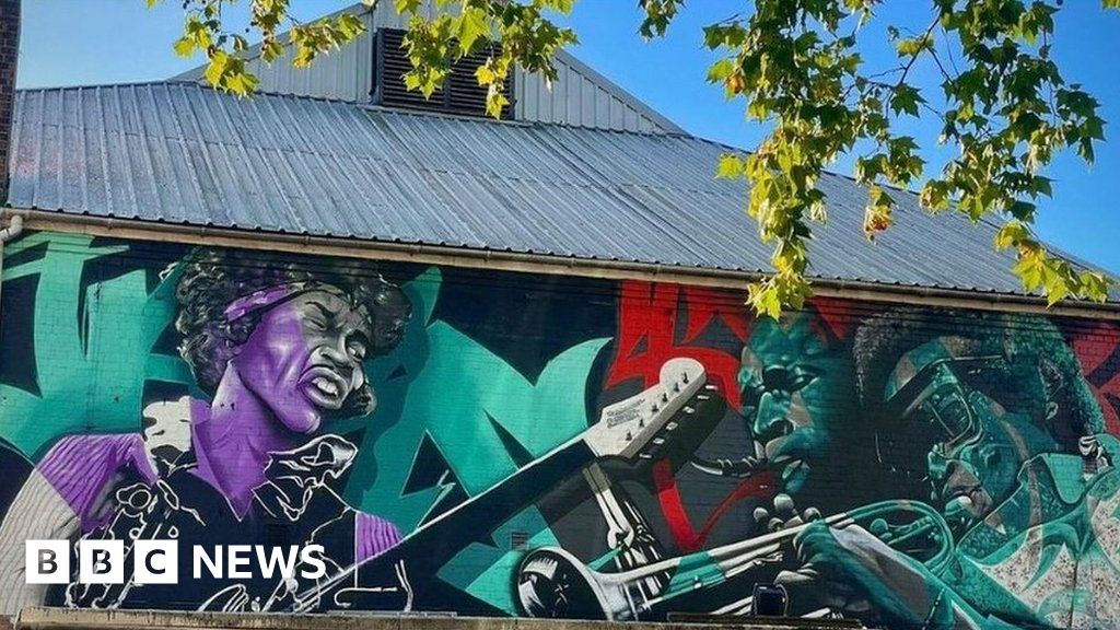 Paint Fest: Artists gear up for Swindon's first mural festival - BBC News