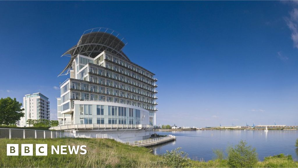 Cardiff Bay zip wire firm threatens to sue hotel - BBC News