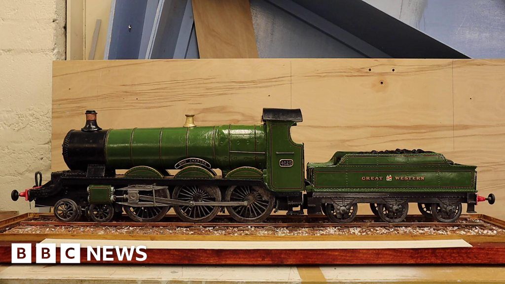 Somerset pastry chef makes steam engine out of sugar - BBC News