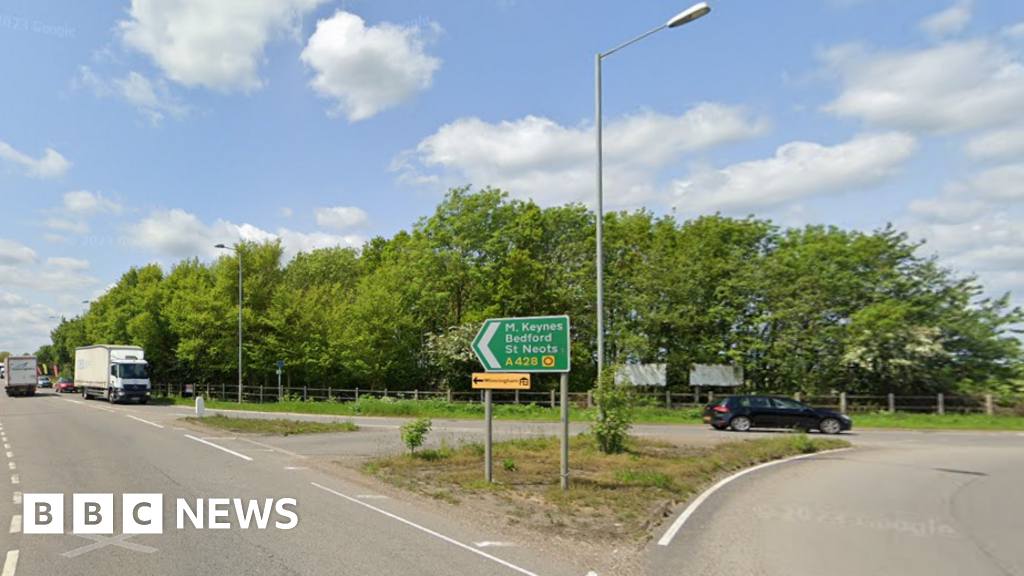 A428 Cambridgeshire opens after serious crash - BBC News