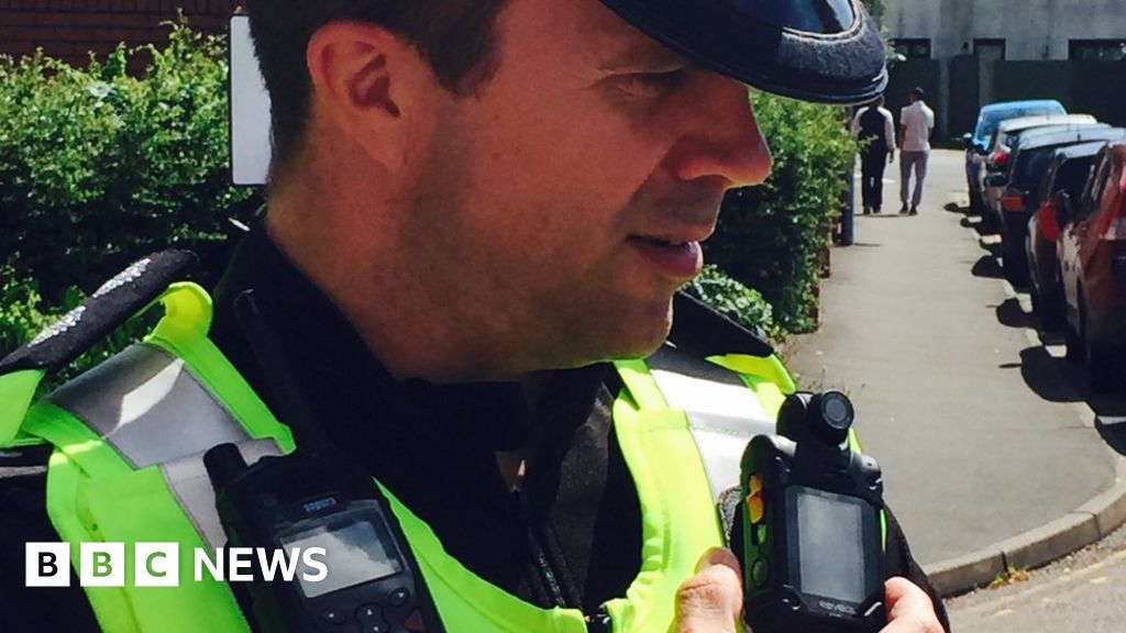 Gwent Police officers get body-worn video cameras - BBC News
