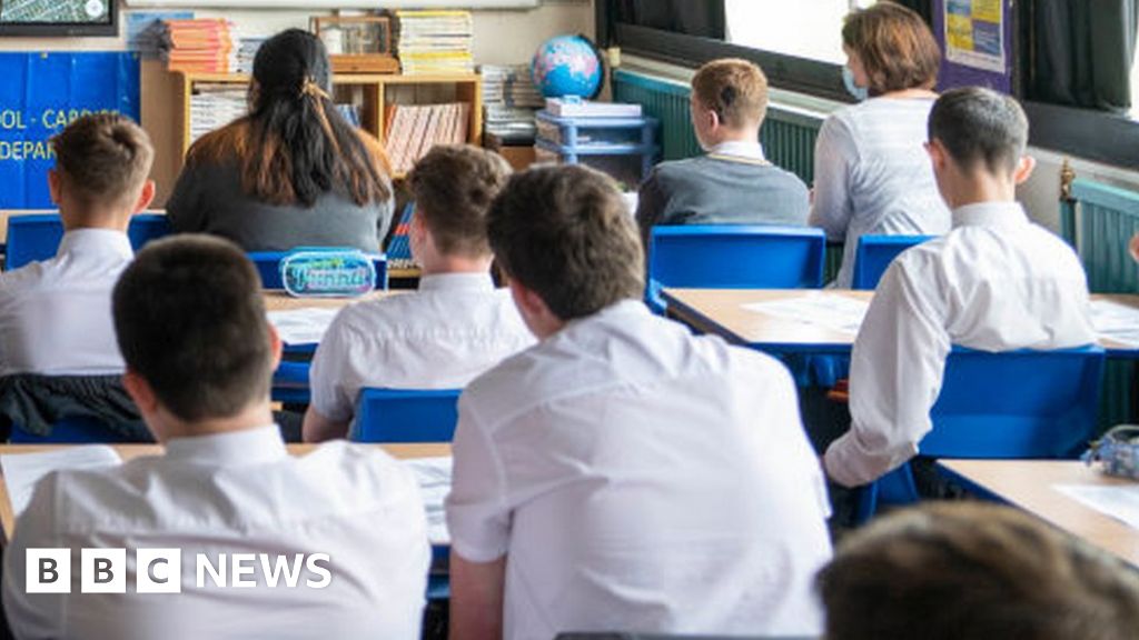 Wales schools: Over 2,000 pupil absence fines for parents - BBC News