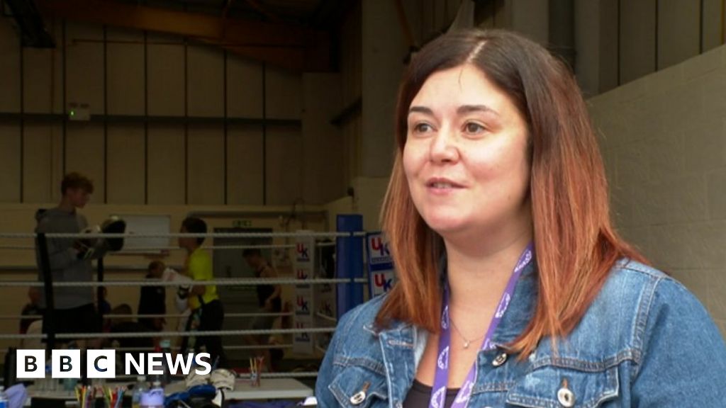 Dozens of youngsters receive free Brierley Hill boxing classes - BBC News