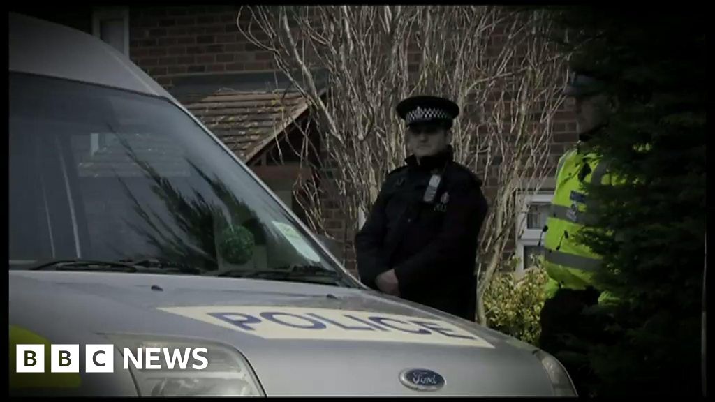 Shower row murders: Foster Christian's 999 call - BBC News