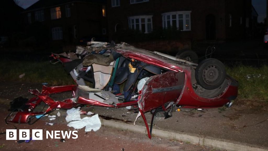 Warwickshire PC 'bore weight of car' to save trapped man - BBC News