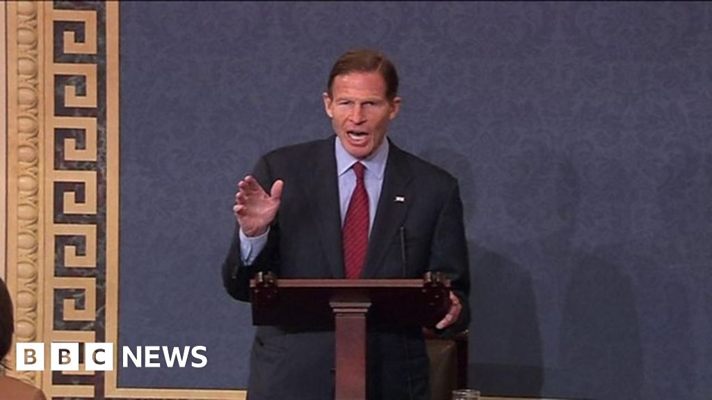 Senator salutes sacked acting US attorney general Sally Yates - BBC News