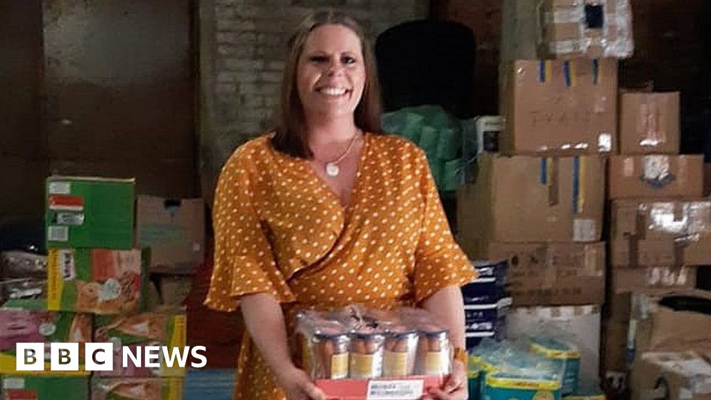 Whitley Bay woman goes to Poland to help Ukraine refugees - BBC News