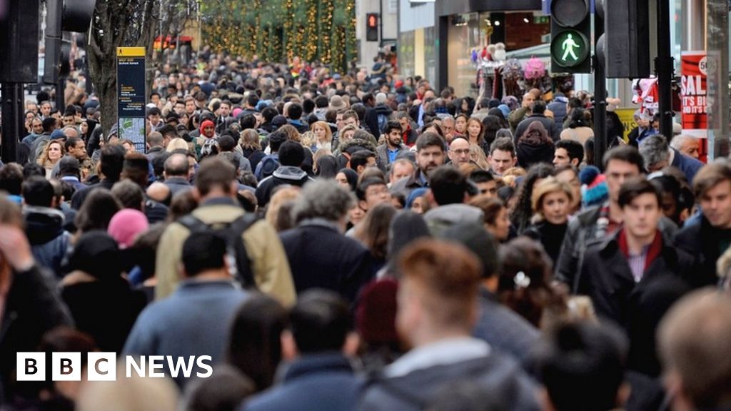 In pictures: London Boxing Day sales 2015 - BBC News