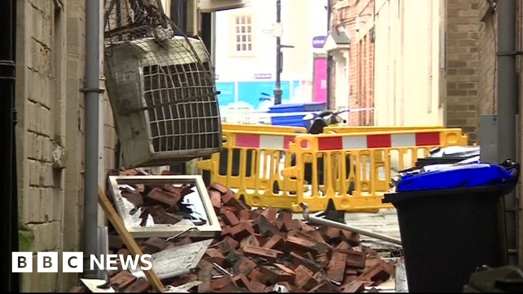 Chippenham flat blast gas leak theory investigated - BBC News