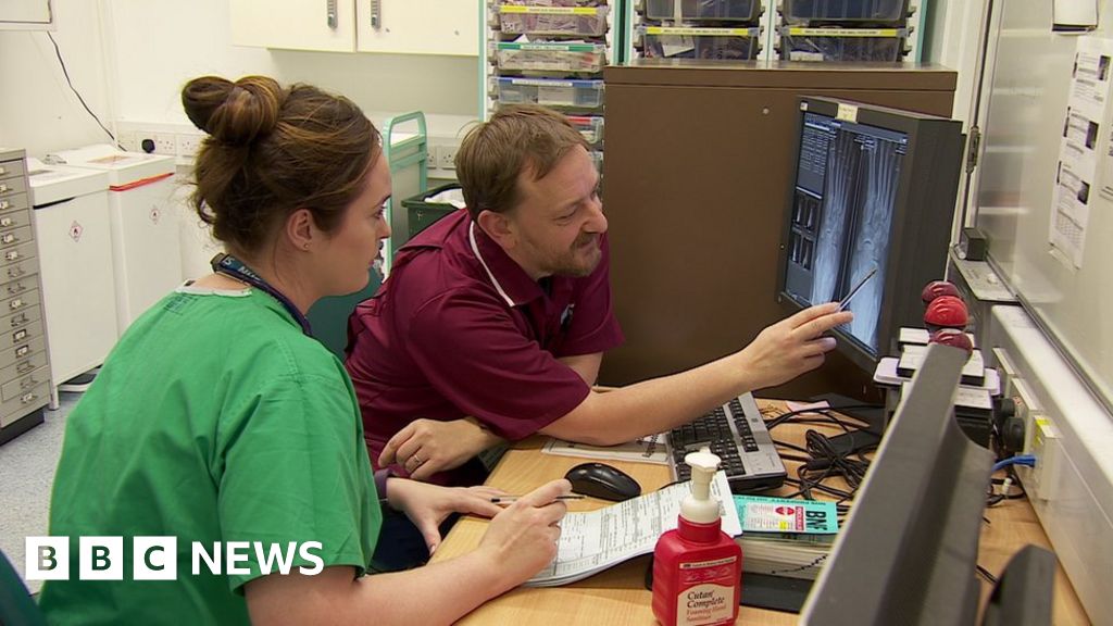 Physician associates: Training for NI's first doctors' assistants - BBC ...